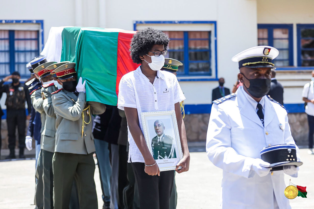 TOBY RATSIMANDRAVA Cérémonie d'Adieu aux armes au nom du Colonel ...
